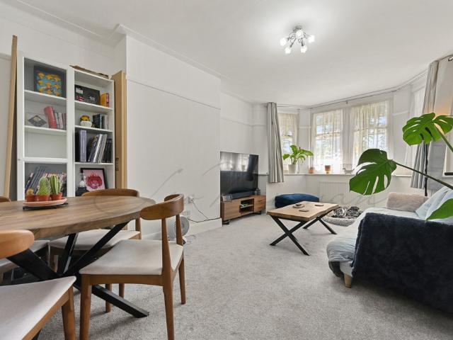 apartment in Forest Rise, London, E17
