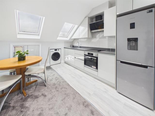 apartment in Fairmead Crescent, Edgware, HA8 8YH