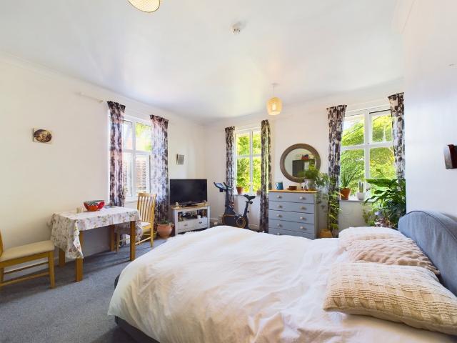 apartment in Farncombe Road, Worthing, BN11 2BE