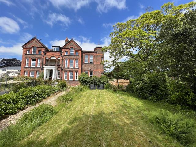 apartment in Farr Hall Drive, Lower Heswall