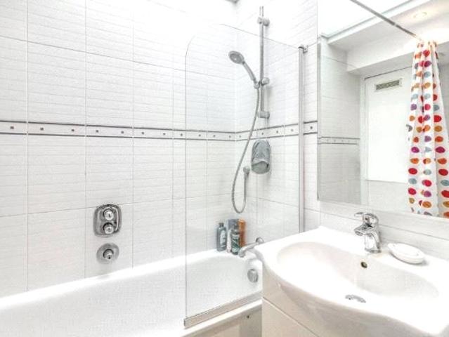 apartment in Finchley Road, Golders Green, London NW11 7ES