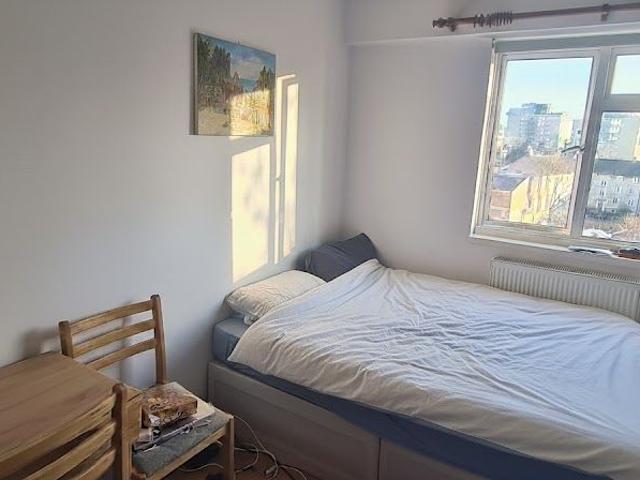 apartment in Flat, Hickes House, Harben Road, London