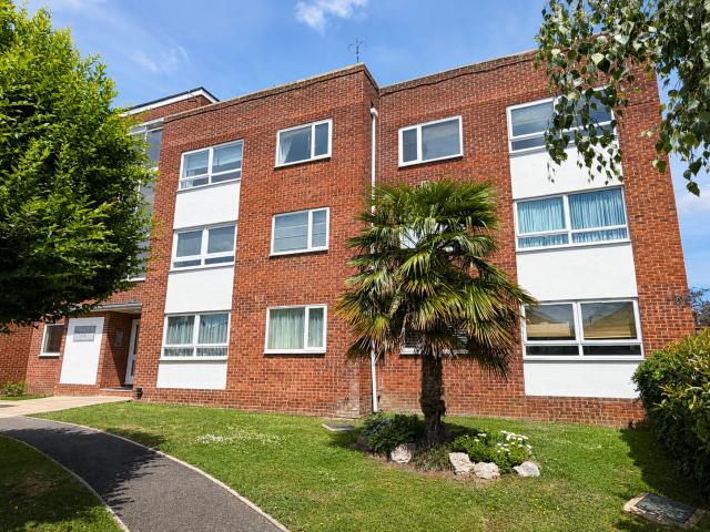 apartment in Kenley Close, Barnet, EN4