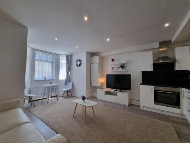 apartment in Kidderminster Road, Croydon