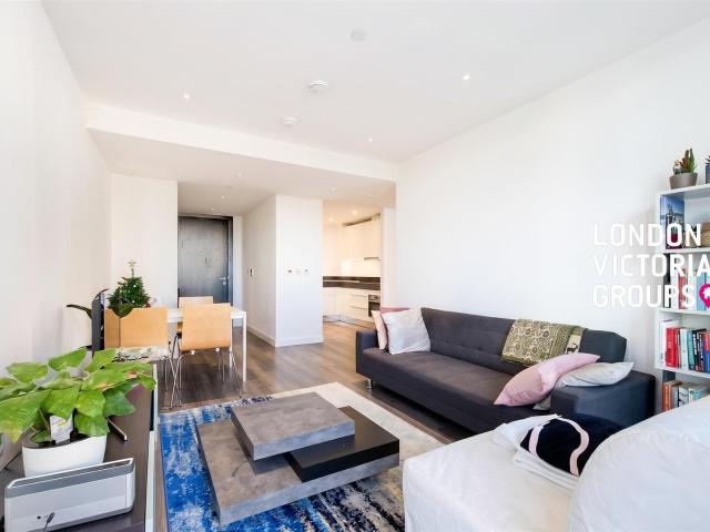 apartment in Kingwood House, 1 Chaucer Gardens, London