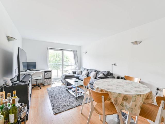apartment in Hopton Road