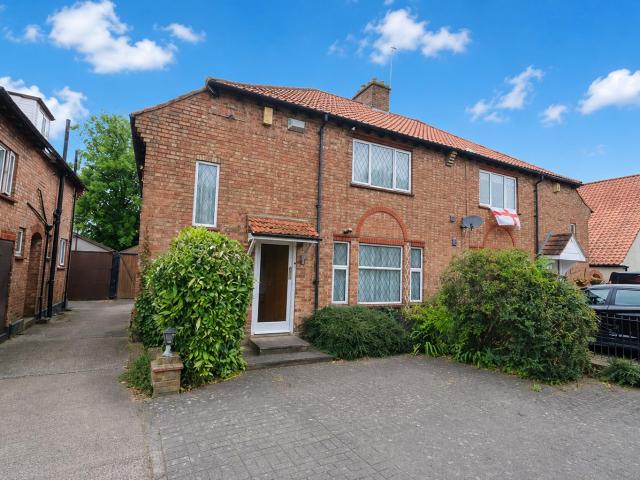 Apartment In Hatch Lane, Harmondsworth, West Drayton Ub7