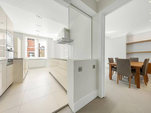 apartment in Hans Crescent