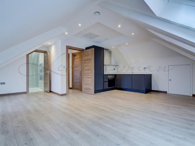 apartment in Harvest Lane, Thames Ditton, KT7