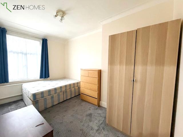 apartment in Hewitt Avenue, London
