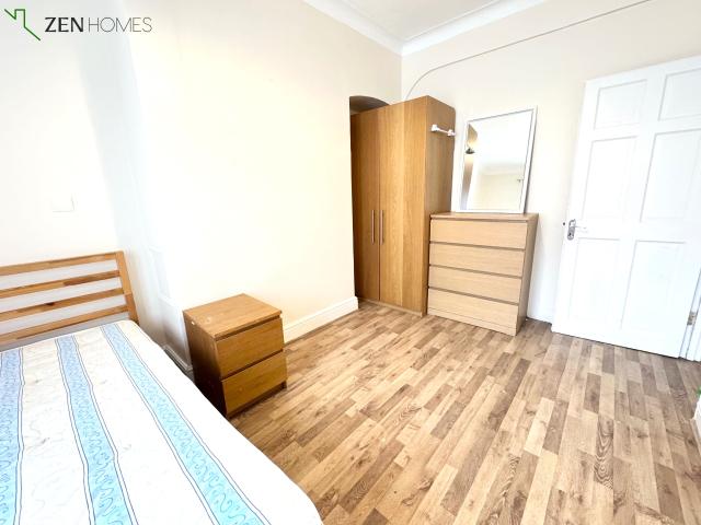 apartment in Hewitt Avenue, London