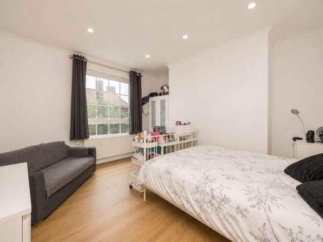 apartment in Headbourne House, London, SE1