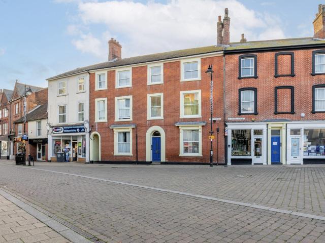 apartment in High Street, Lowestoft, NR32