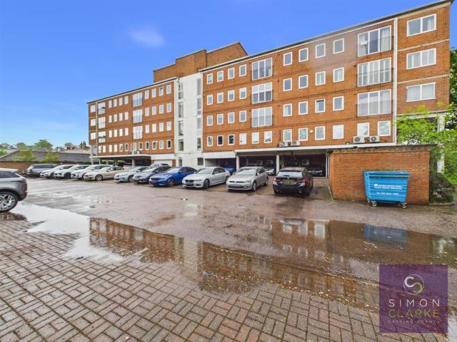 apartment in High Street, Potters Bar, EN6 5BL