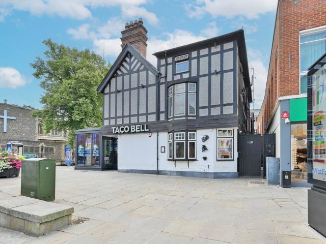 apartment in High Street, Watford, WD17