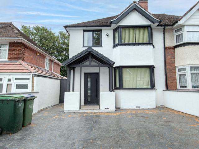 apartment in Hurst Road, Smethwick, West Midlands, B67 5NZ