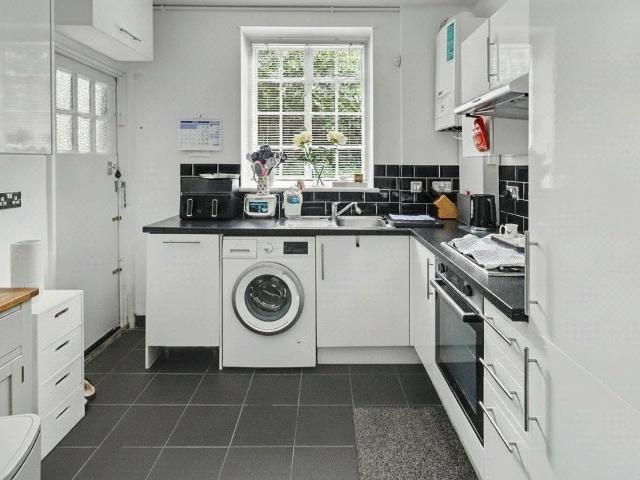 apartment in Oakfield Court, Haslemere Road, Crouch End, London N8 9QY