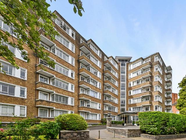 apartment in Oslo Court, Prince Albert Road, NW8