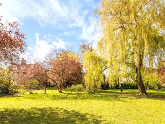apartment in Ossulton Way, East Finchley, London N2 0JS