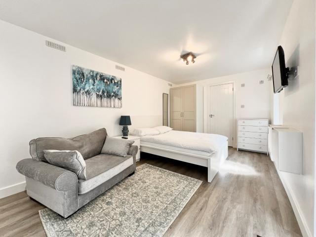 apartment in Lakenheath, Oakwood, N14