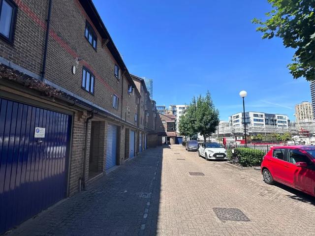 apartment in Landons Close, London E14 9QQ