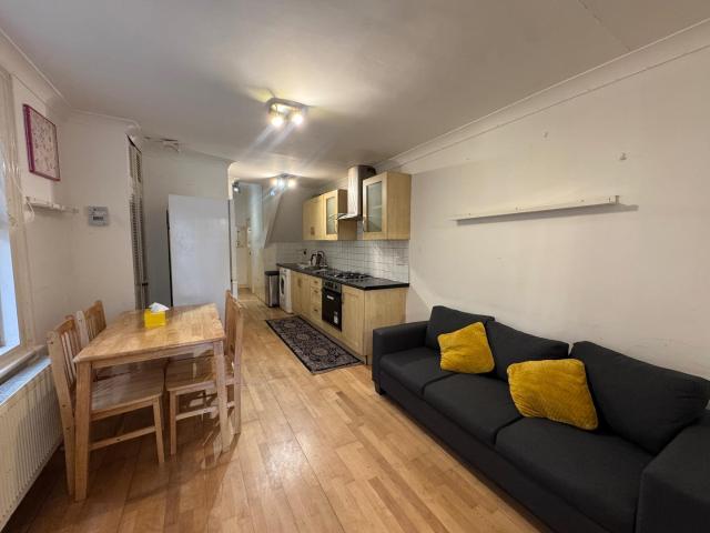 apartment in Leythe Road, Acton, W3