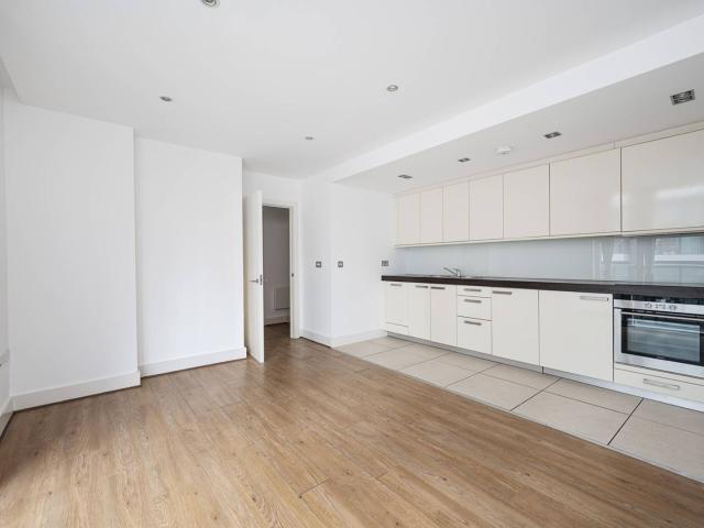 apartment in Leman Street, E1