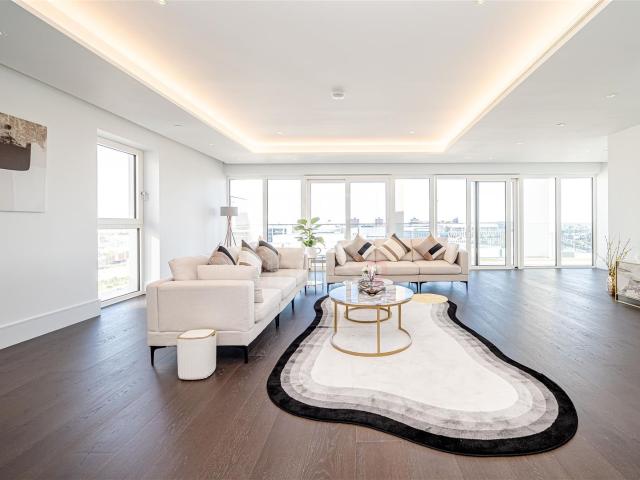 apartment in Lincoln Apartments, Fountain Park Way, London