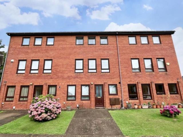 apartment in Llwynderw Drive, Swansea, SA3