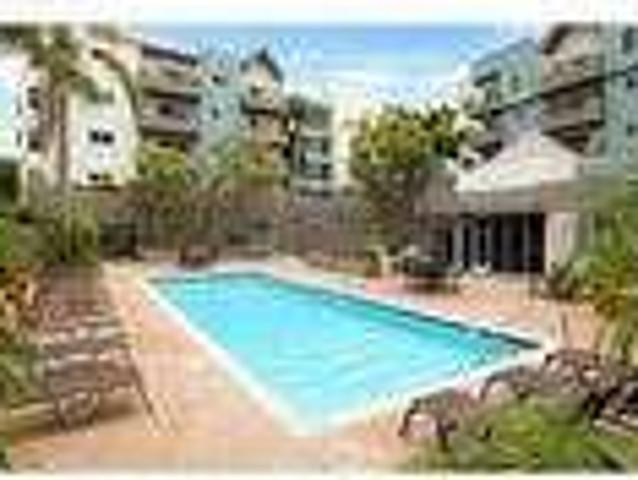 Apartment in move in condition in Los Angeles. Single Car Garage!