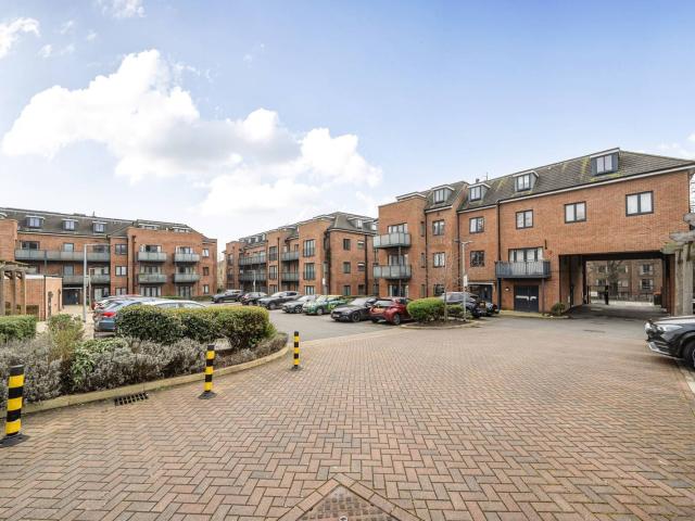 apartment in Maven Court
