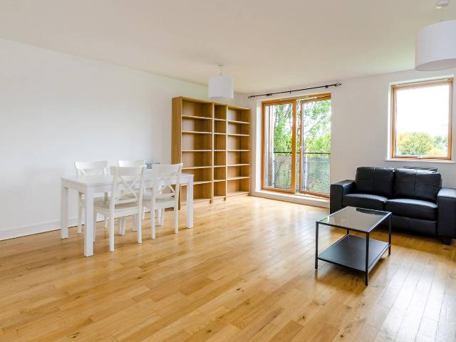 apartment in Meath Crescent, E2
