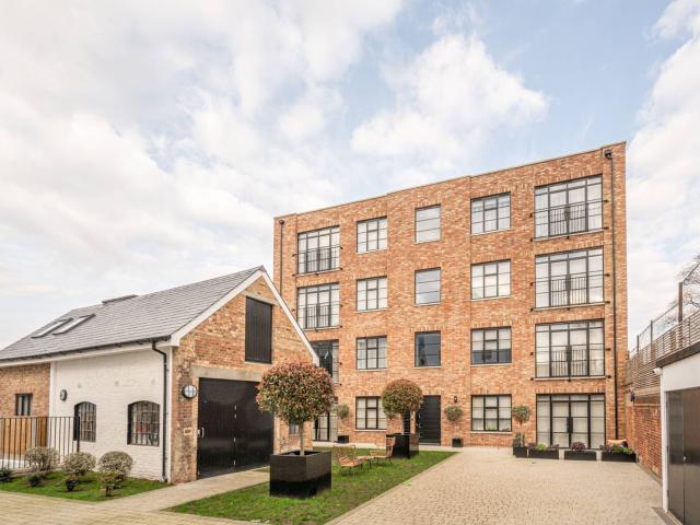 apartment in Mitcham Lane