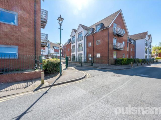 apartment in Middlepark Drive, Northfield, Birmingham, West Midlands, B31 2FQ