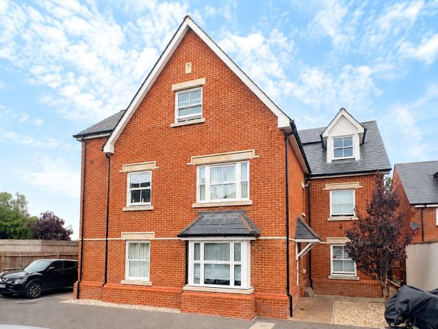 apartment in Netley Street, Farnborough, Hampshire, GU14 6GW