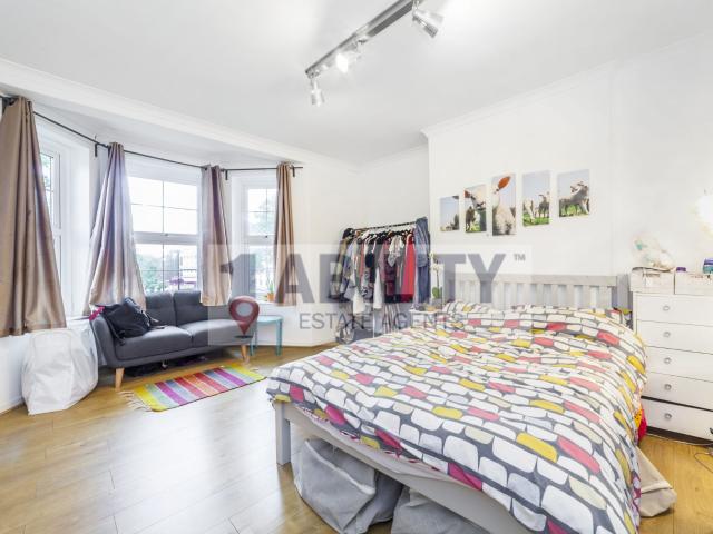 apartment in Newark House, London, SW9