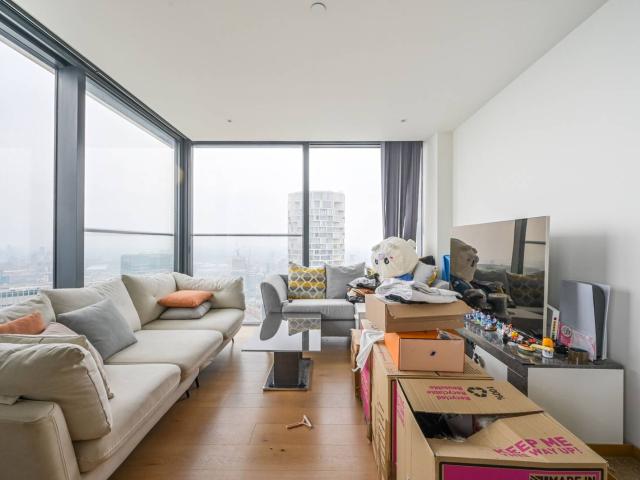 apartment in South Quay Plaza