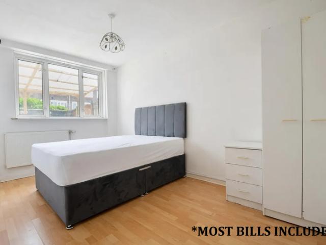 apartment in Sandy Drive, Feltham, TW14 8BE