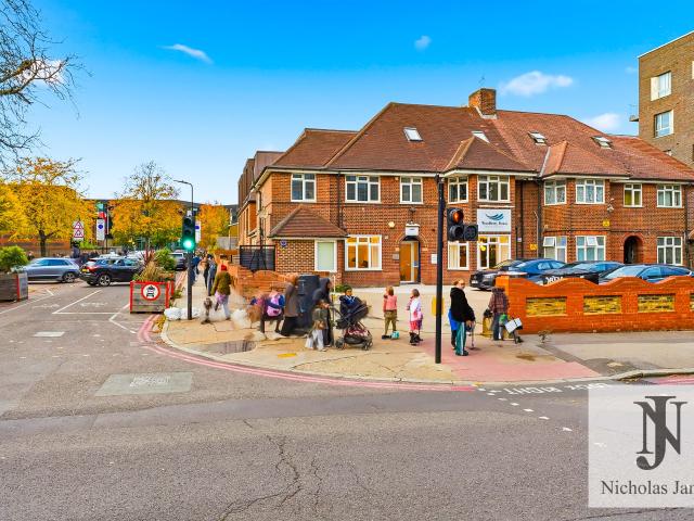 Apartment In Seven Sisters Road, Manor House, London, N4