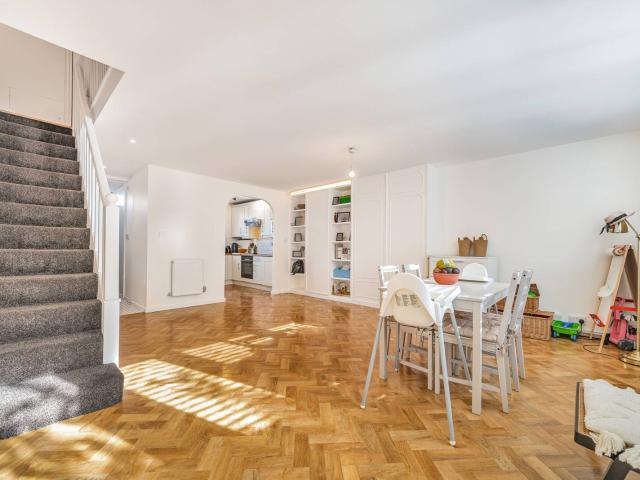 apartment in Searles Close
