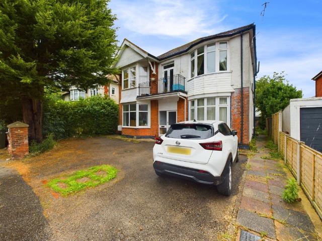 apartment in Shakespeare Road, Worthing, BN11 4AR