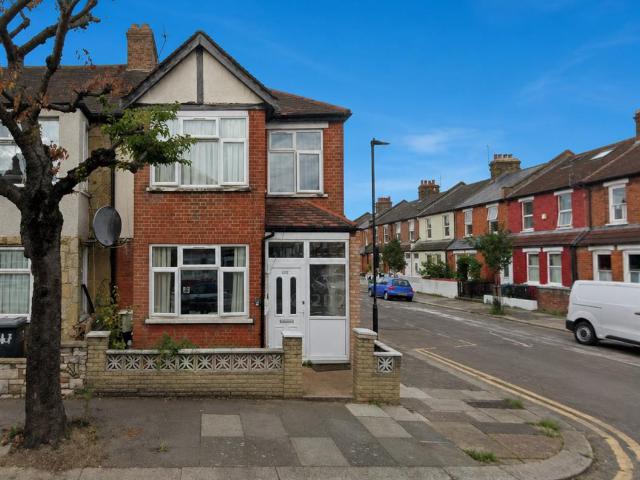 Apartment In Sherringham Avenue, London N17