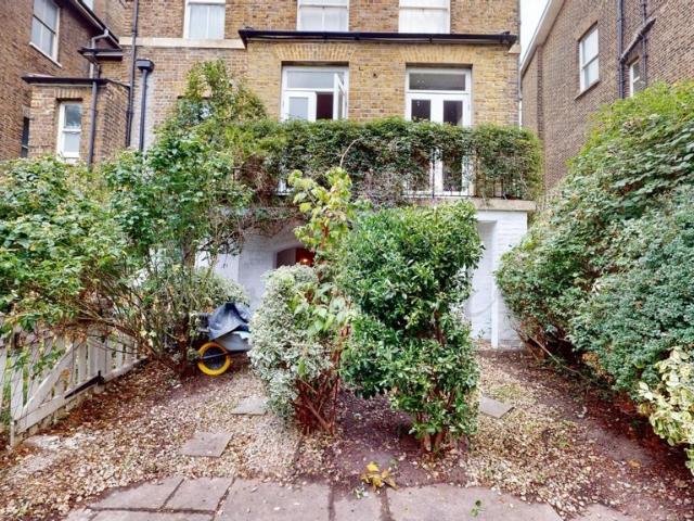 apartment in Shooters Hill Road, Blackheath, SE3