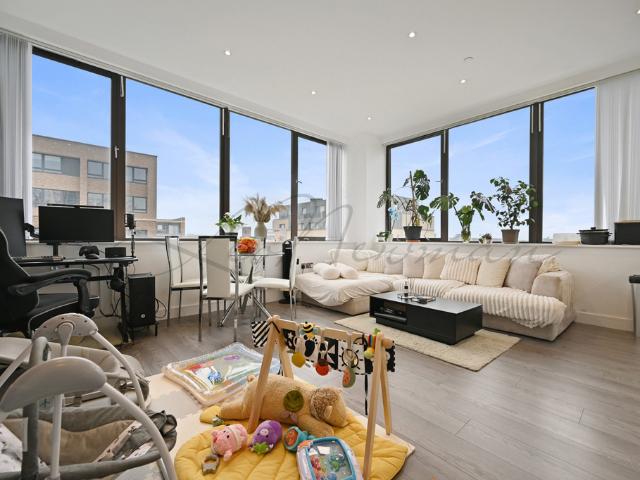 apartment in Silbury Boulevard, Milton Keynes, MK9