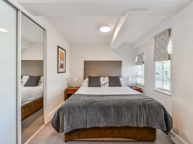 apartment in Sloane Avenue