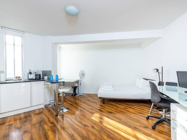 apartment in Sloane Avenue