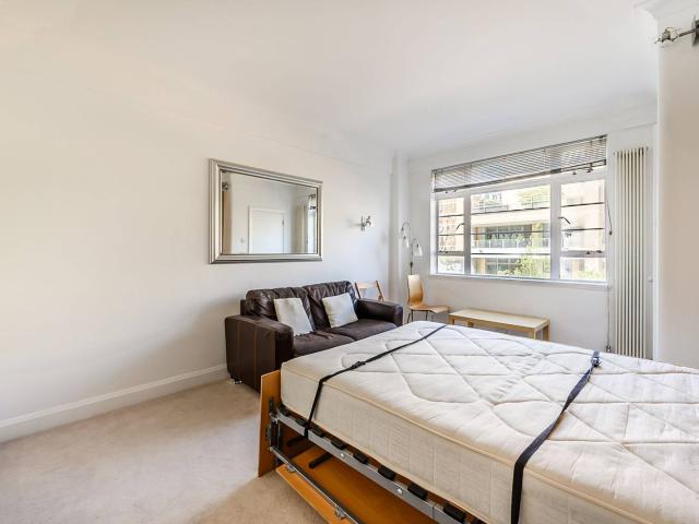 apartment in Sloane Avenue