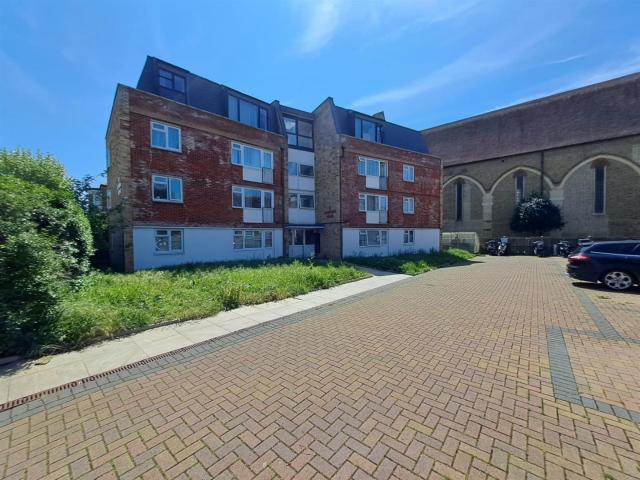 Apartment In St. Barnabas Road, Mitcham Cr4