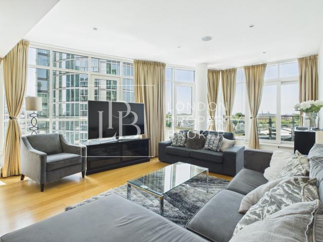 Apartment in St. George Wharf, London, SW8