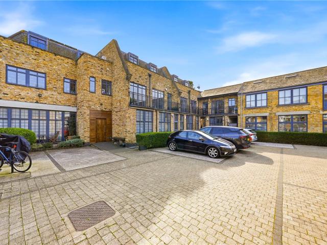 apartment in St. Pauls Crescent, Camden, London NW1 9TN